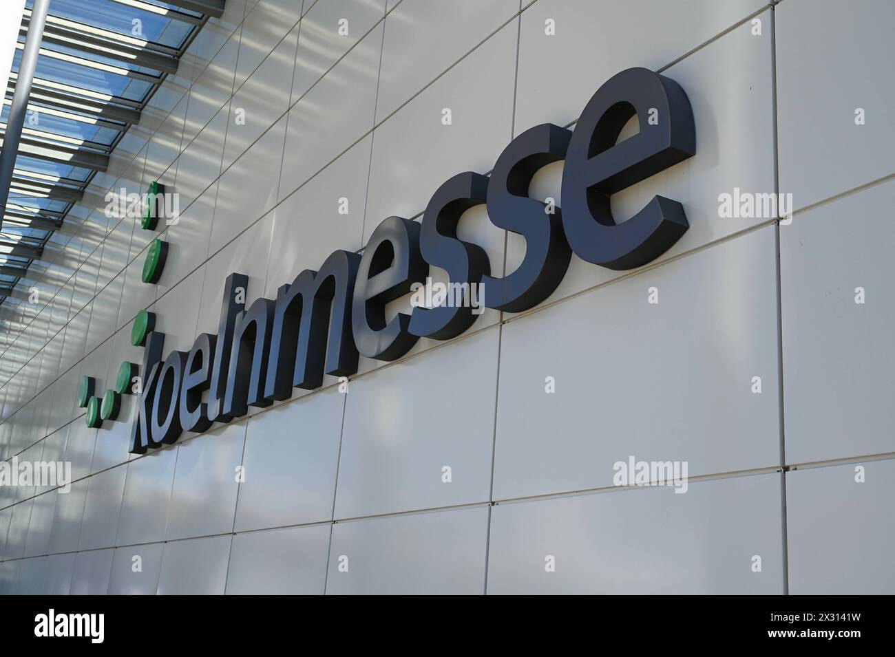 Logo, Schriftzug der Kölnmesse am Nordeingang, eine Messegesellschaft ...