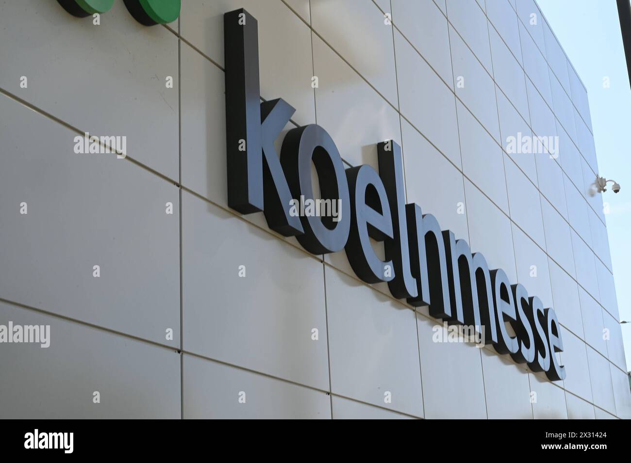 Logo, Schriftzug der Kölnmesse am Nordeingang, eine Messegesellschaft ...