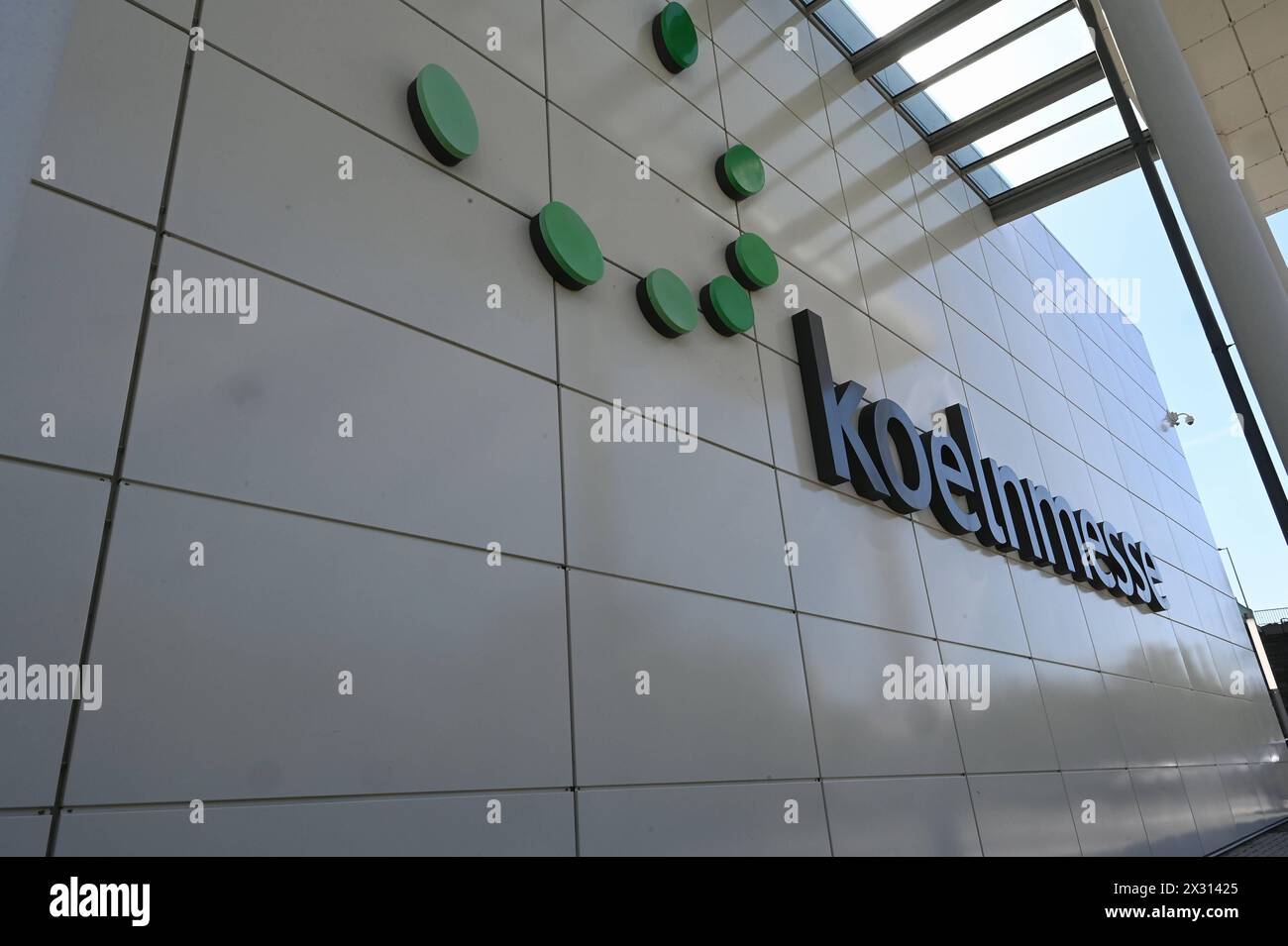 Logo, Schriftzug der Kölnmesse am Nordeingang, eine Messegesellschaft ...