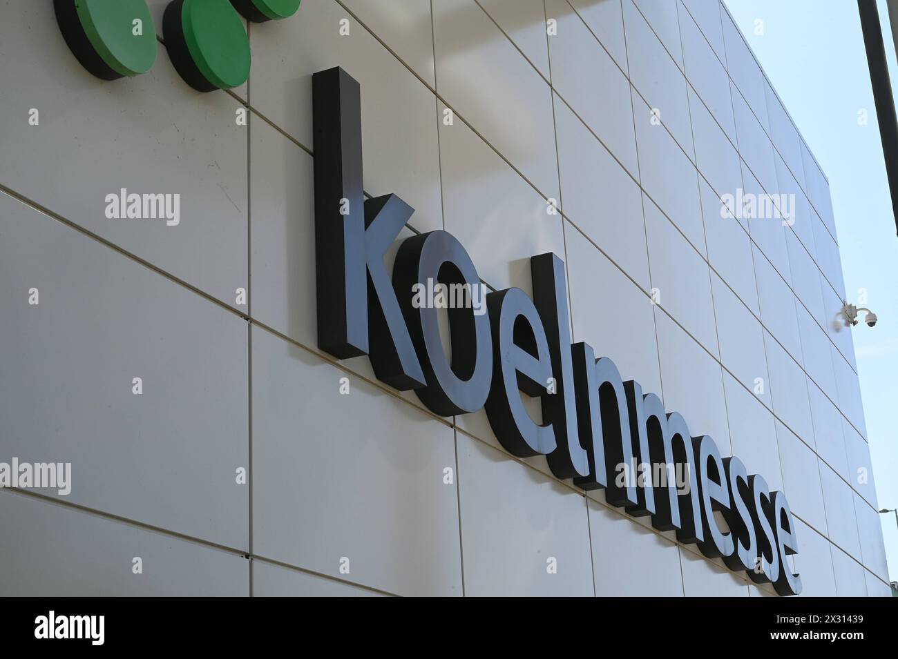 Logo, Schriftzug der Kölnmesse am Nordeingang, eine Messegesellschaft ...
