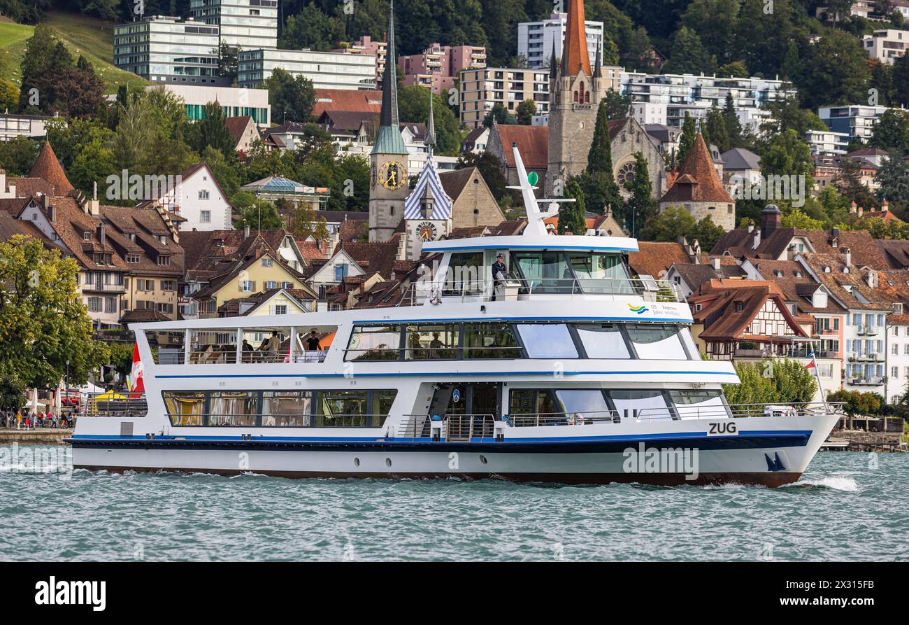 Die MS Zug läuft aus dem Hafen der Stadt Zug aus. Dahinter befindet sich die Zuger Altstadt ...