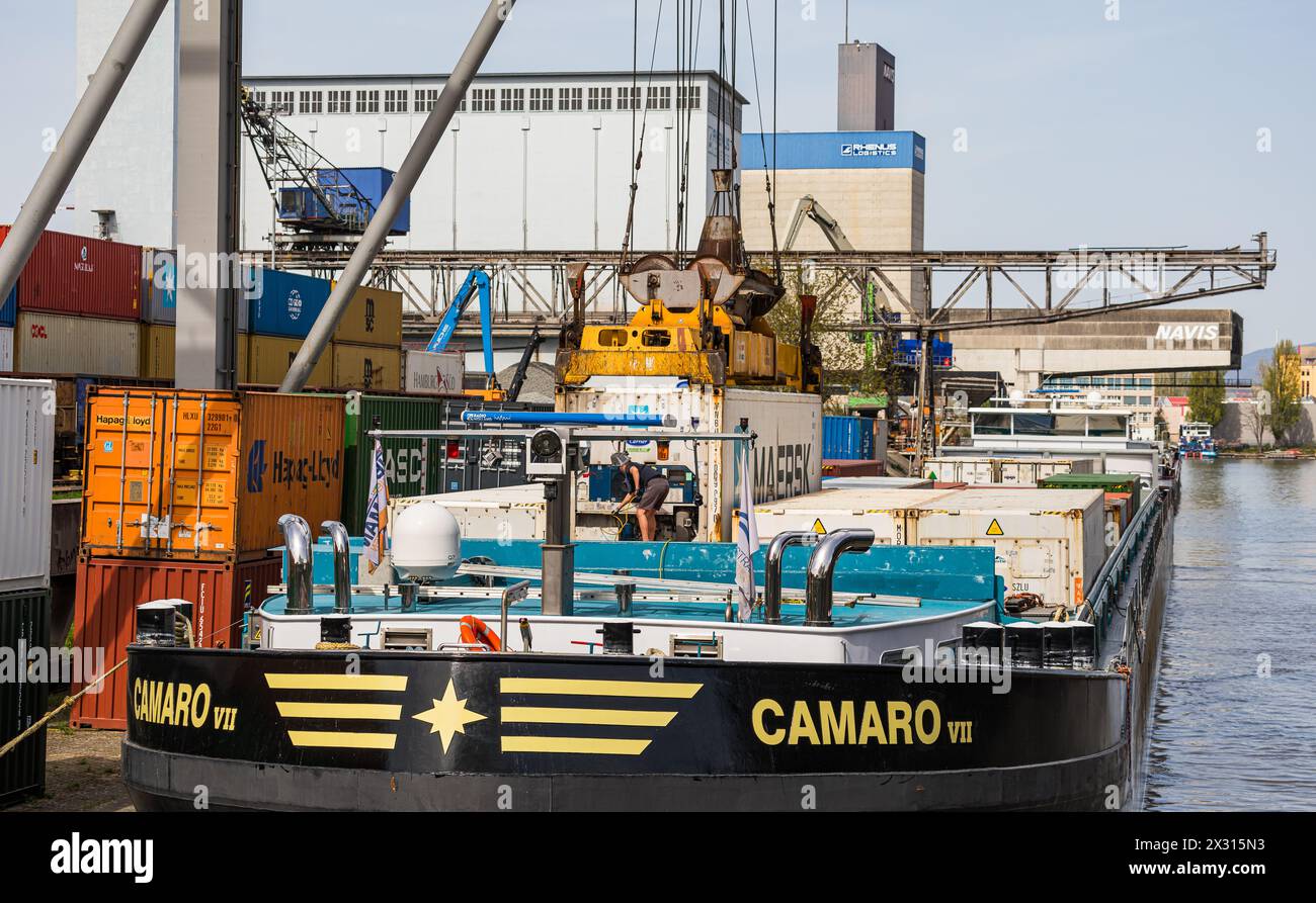 Ein Schiffscontainer wird beim Container-Terminal in Basel beim ...