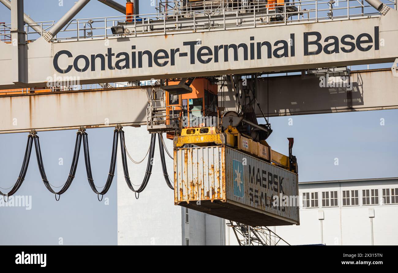 Beim Swissterminal in den Schweizer Rheinhäfen wird ein ...