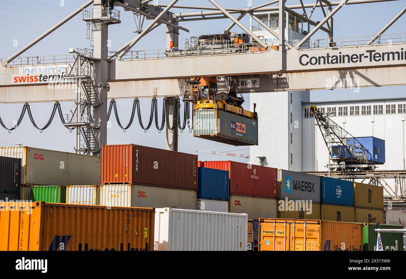 Am Container-Terminal Basel bei den Schweizer Rheinhäfen wird ein ...