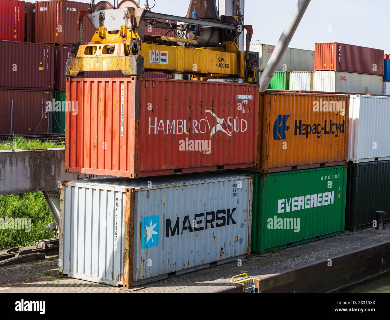 Verschiedene Schiffscontainer stehen beim Container Terminal in Basel ...