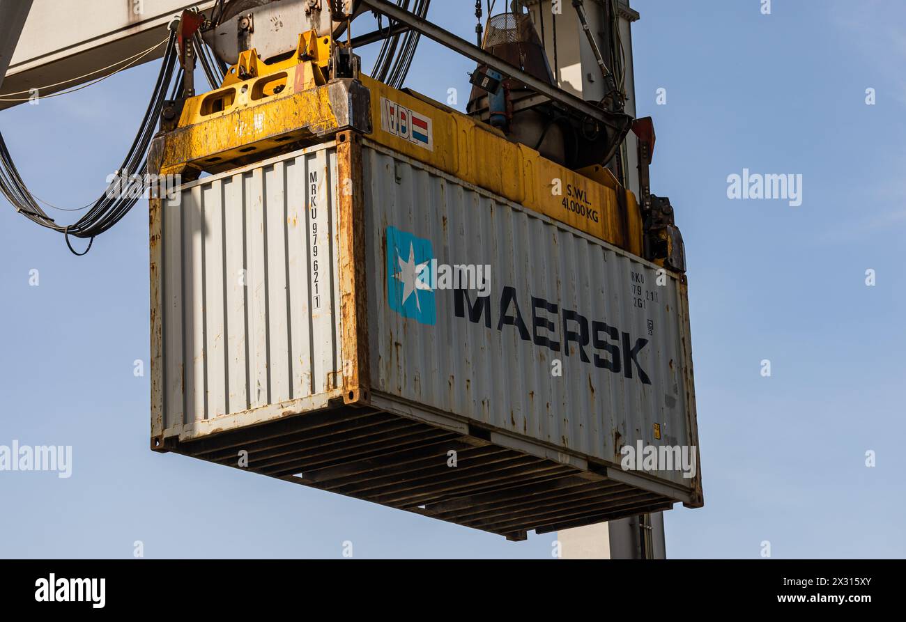 Beim Swissterminal in den Schweizer Rheinhäfen wird ein ...