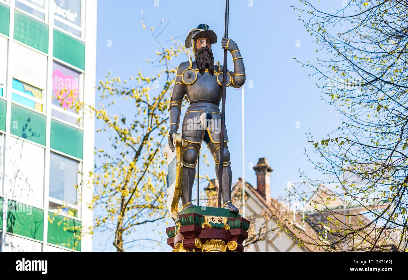 Ein imposante Statue prägt den Schwarzmurerbrunnen beim Hechtplatz in ...
