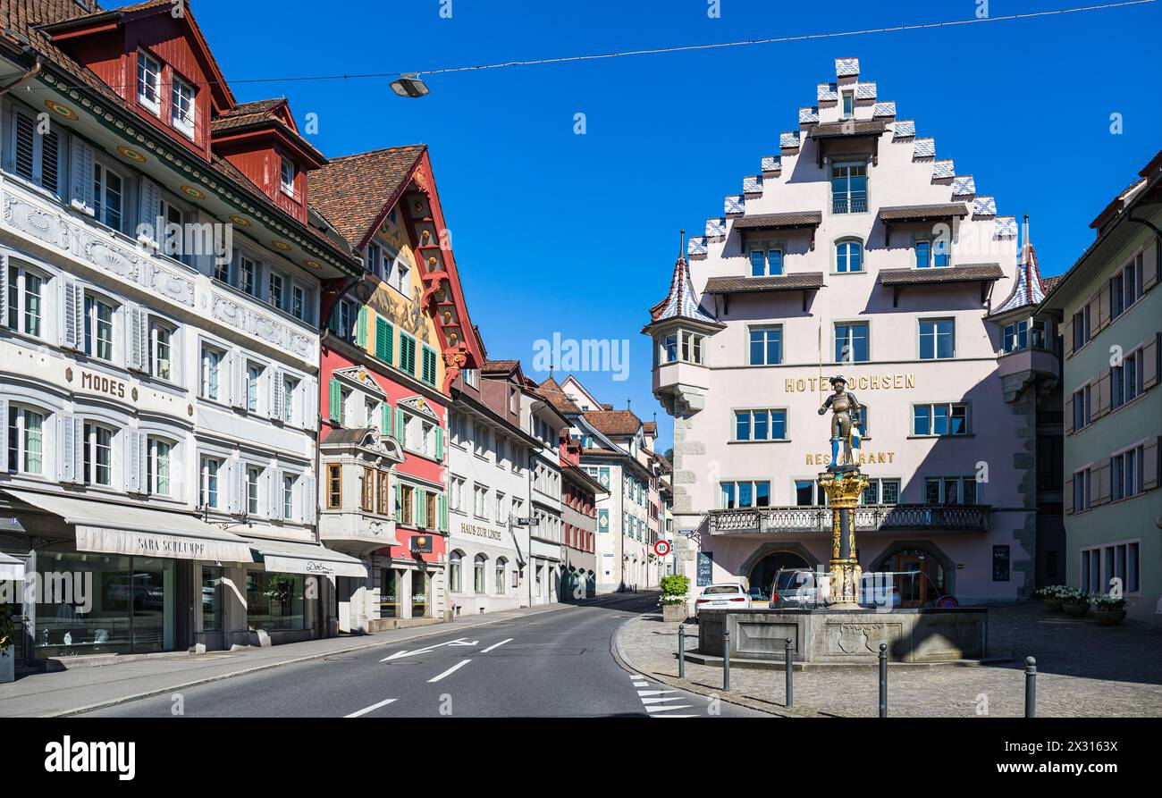 Der Kolinplatz mit dem gleichnamigen Brunnen und dem Hotel Ochsen ...