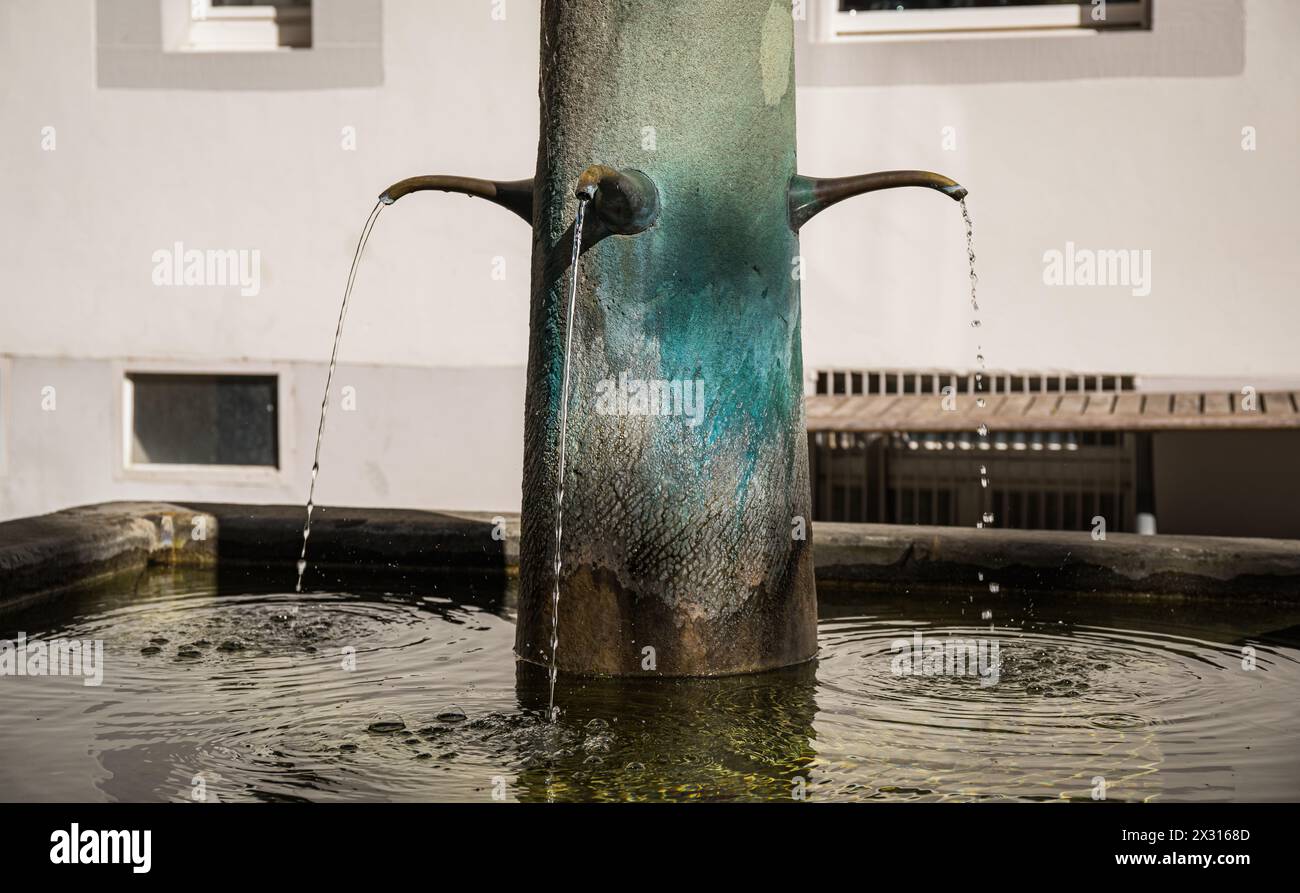 Der Greth Schell Brunnen steht vor der Liebfrauenkapelle in der Zuger ...