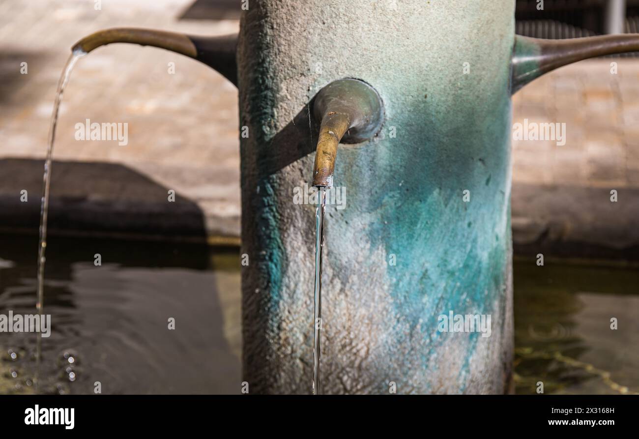 Der Greth Schell Brunnen steht vor der Liebfrauenkapelle in der Zuger ...