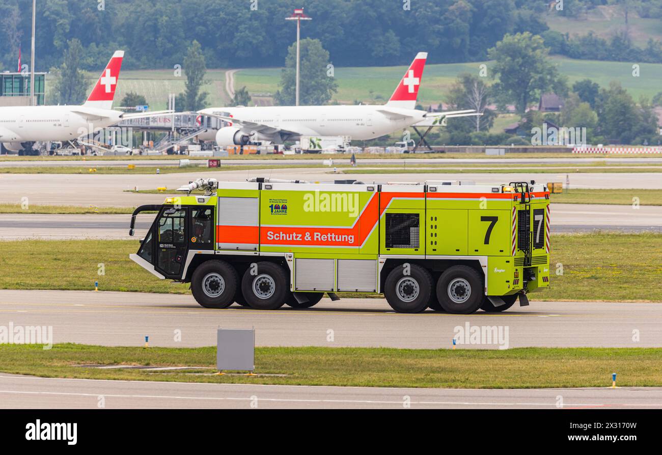 Ein Flugfeldlöschfahrzeug von Schutz und Rettung Zürich fährt auf den Strassen des Flughafen ...