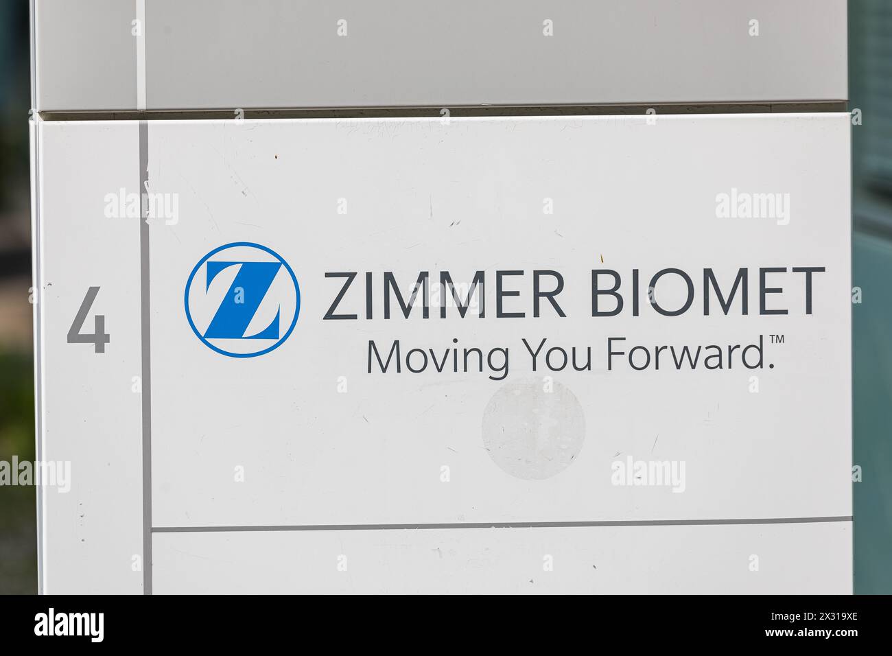 Logo und Schild vor dem Sitz der Medizinaltechnik Firma Zimmer Biomet ...