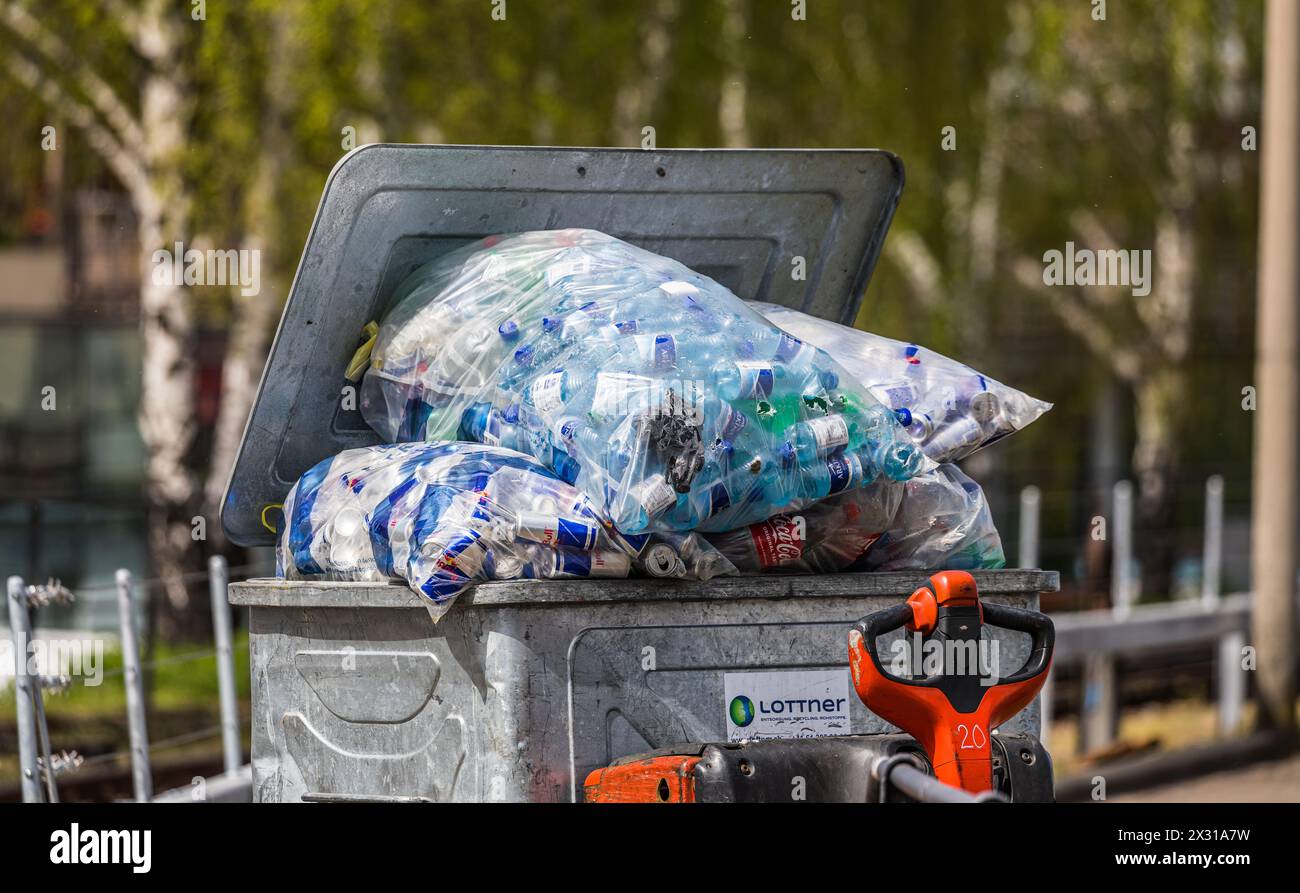 Ein Abfallcontainer gefüllt mit Aluminiumdosen und PET-Flaschen steht ...