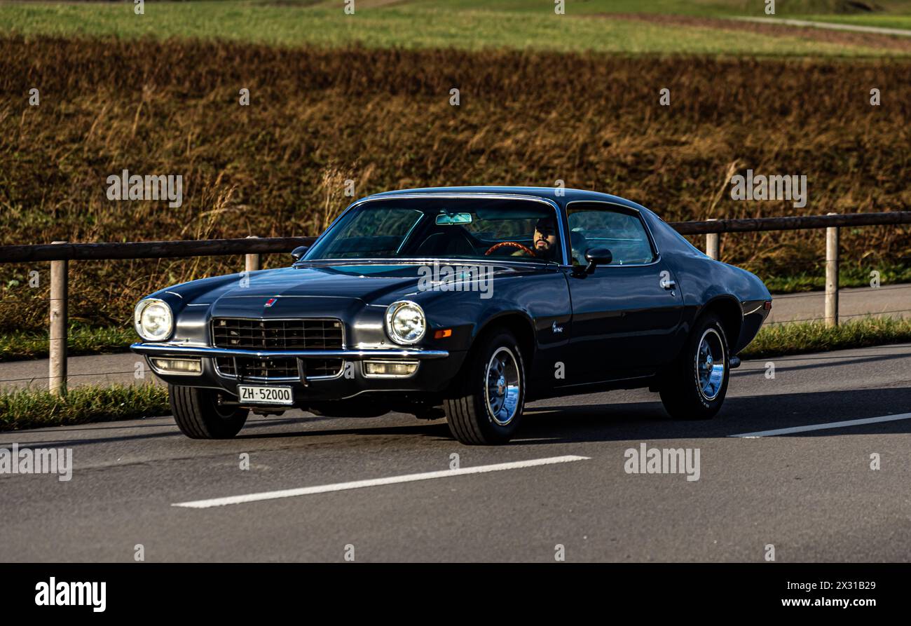Ein Chevrolet Camaro mit Baujahr 1970 fährt auf einer Strasse ...