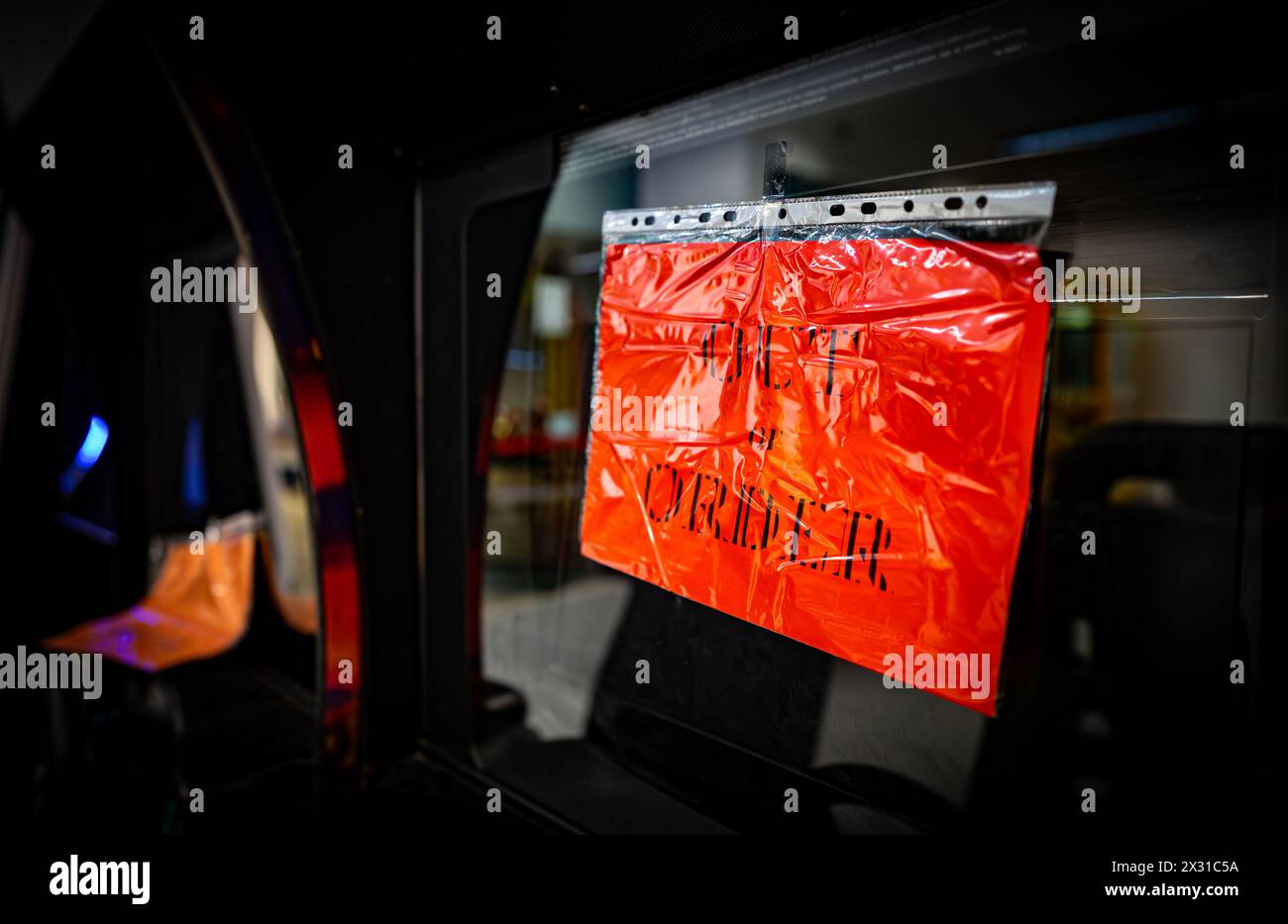 Out of order sign on computer hi-res stock photography and images - Alamy