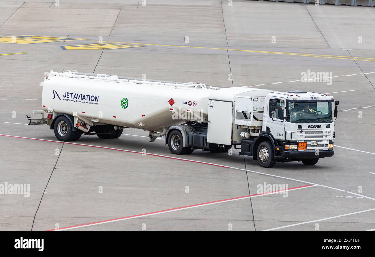 Ein Tankfahrzeug der Firma Jet Aviation bringt Kerosin zu einem ...