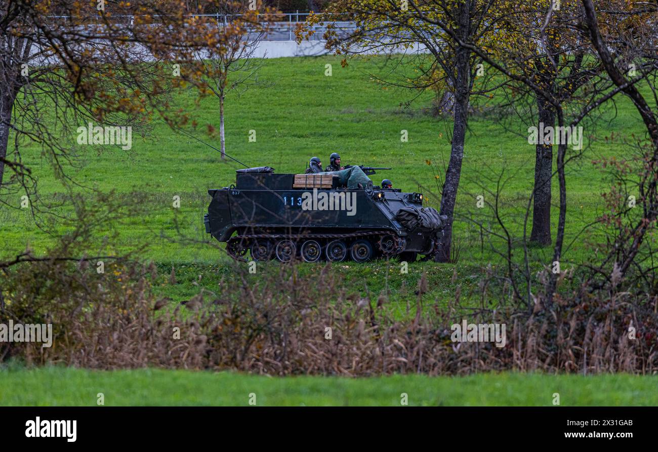 Ein Schützenpanzer M113 der Schweizer Armee ist unterwegs auf einer ...