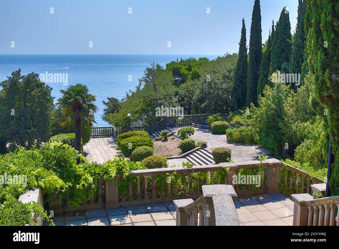 Nice view of the sea and the horizon from green park Stock Photo - Alamy