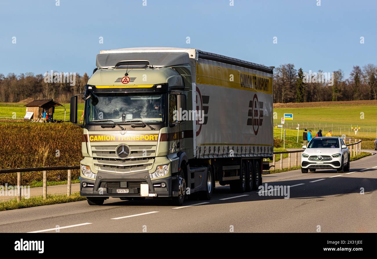 Ein Lastkraftwagen der Firma Camion Transport Wil fährt auf einer ...