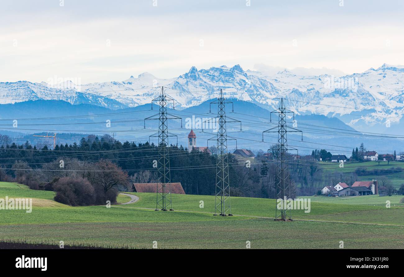 Hochspannungsstrommasten transportieren Strom. Sie gehören zur ...
