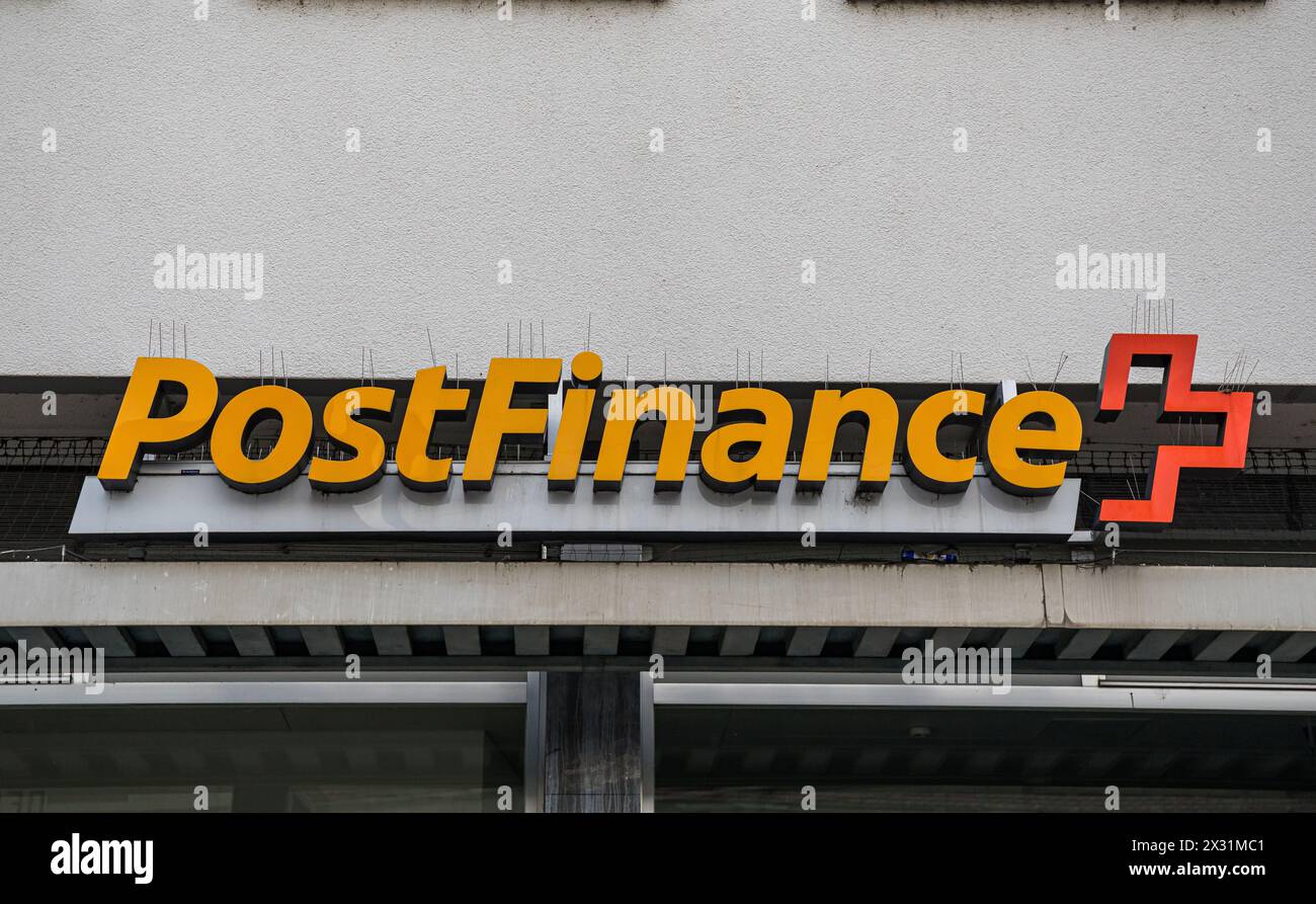 Emblem der PostFinance, der Bank der Schweizer Post, unmittelbar beim ...
