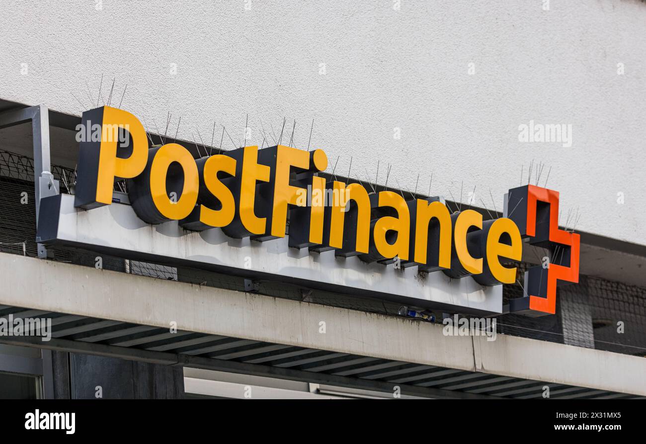 Emblem der PostFinance, der Bank der Schweizer Post, unmittelbar beim Bahnhof Schaffhausen ...