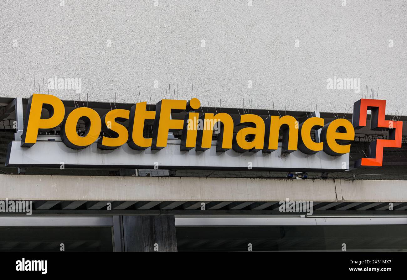 Emblem der PostFinance, der Bank der Schweizer Post, unmittelbar beim ...