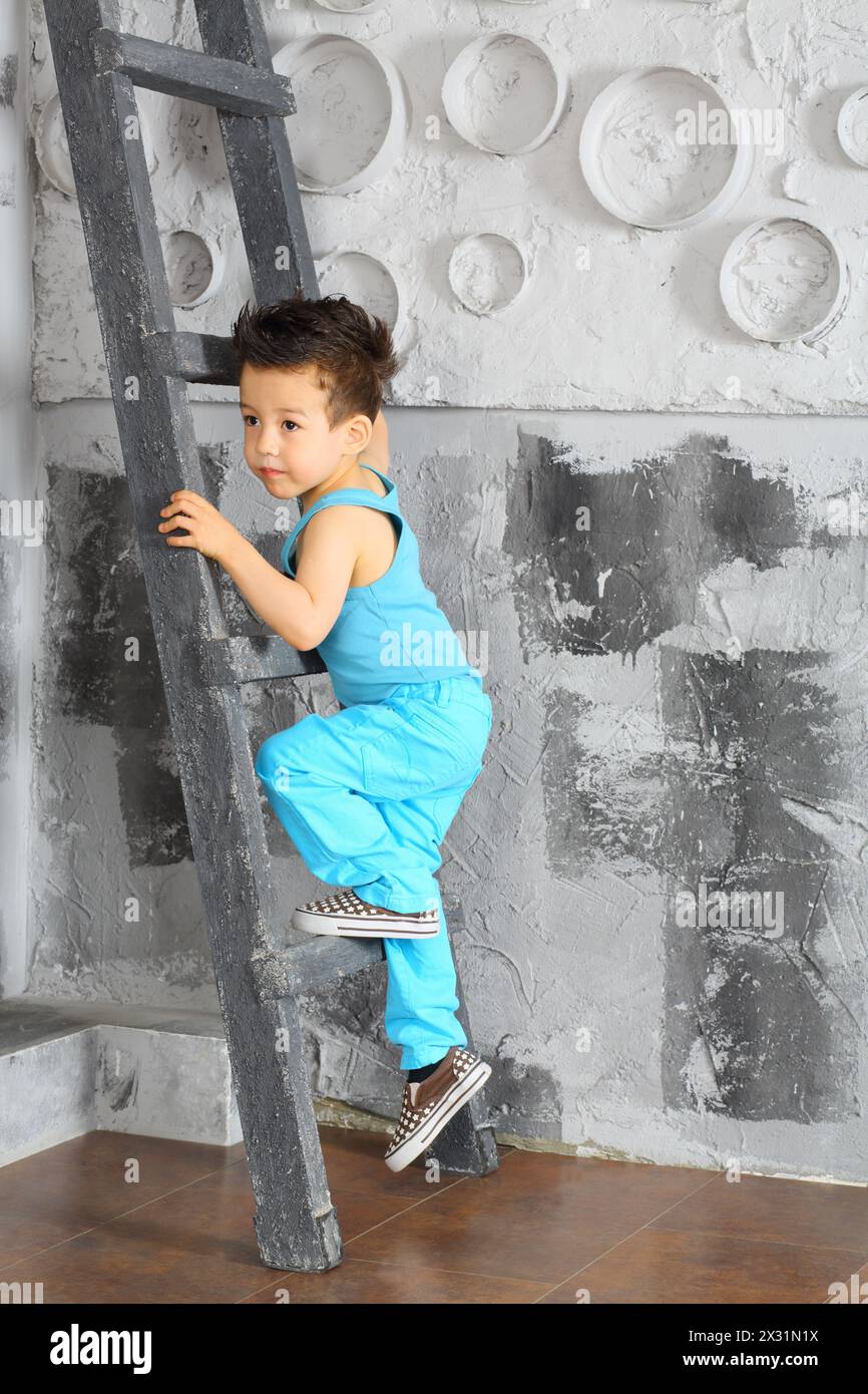 Person coming down stairs hi-res stock photography and images - Alamy