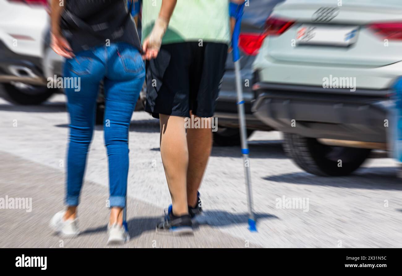 Eine männliche Person geht mit einer Gehilfe. (Oberglatt, Schweiz, 10. ...
