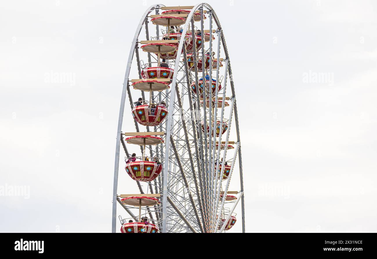 An der Herbstmesse in Rafz geniessen einige Besucher eine Fahrt auf dem ...