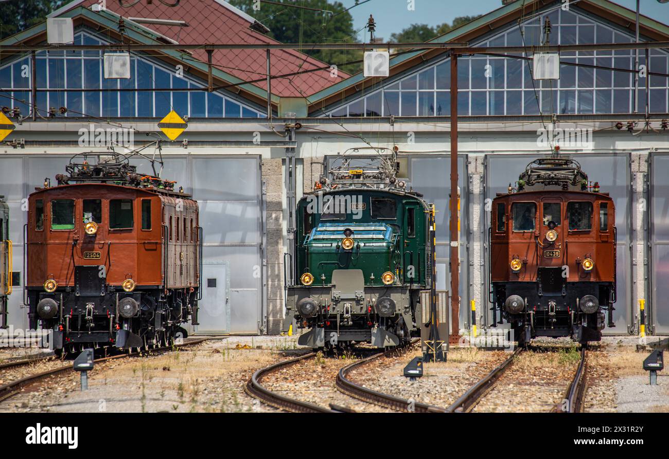 Vor dem Lokomotivdepot von SBB Historic beim Bahnhof Olten stehen ...