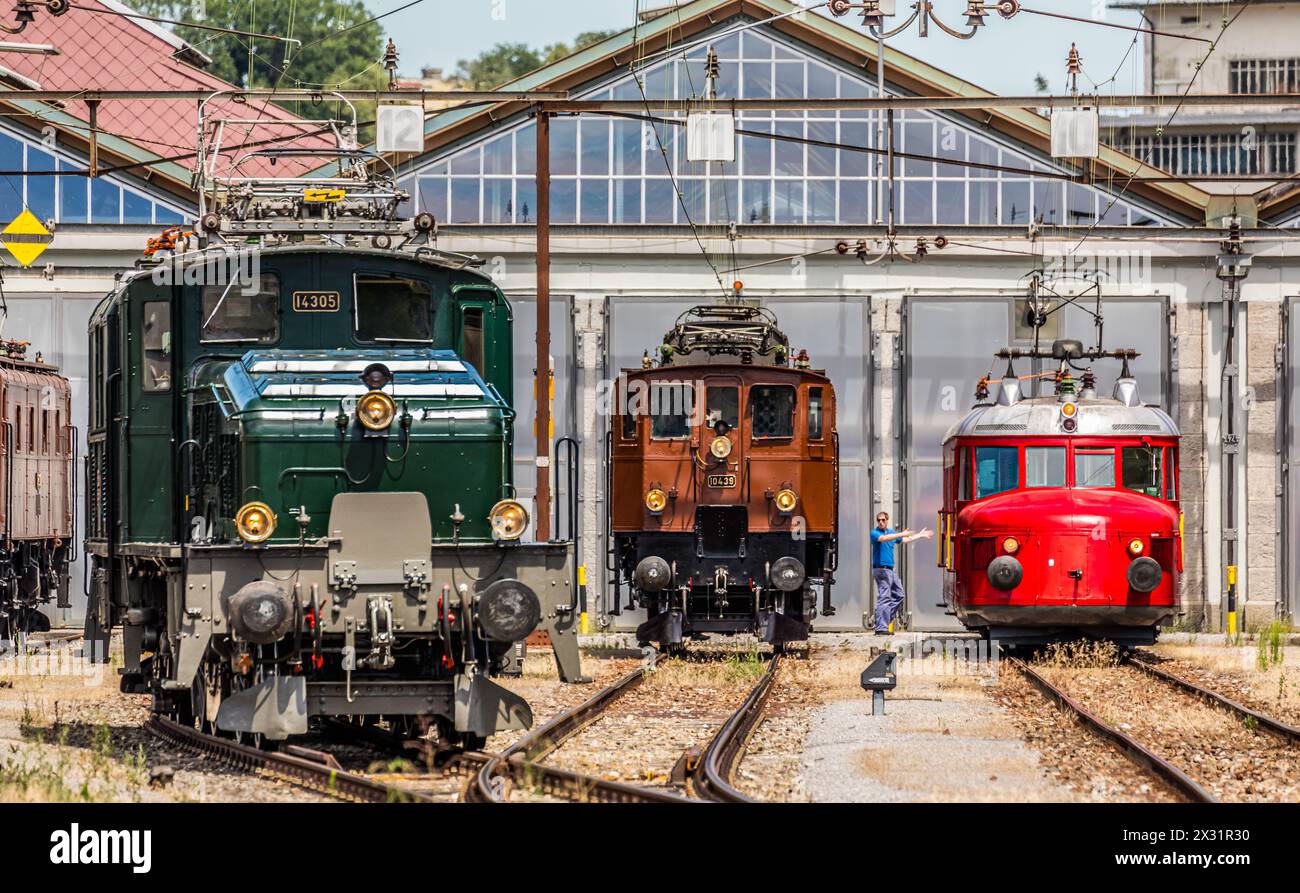 Vor dem Lokomotivdepot von SBB Historic beim Bahnhof Olten fährt eine ...
