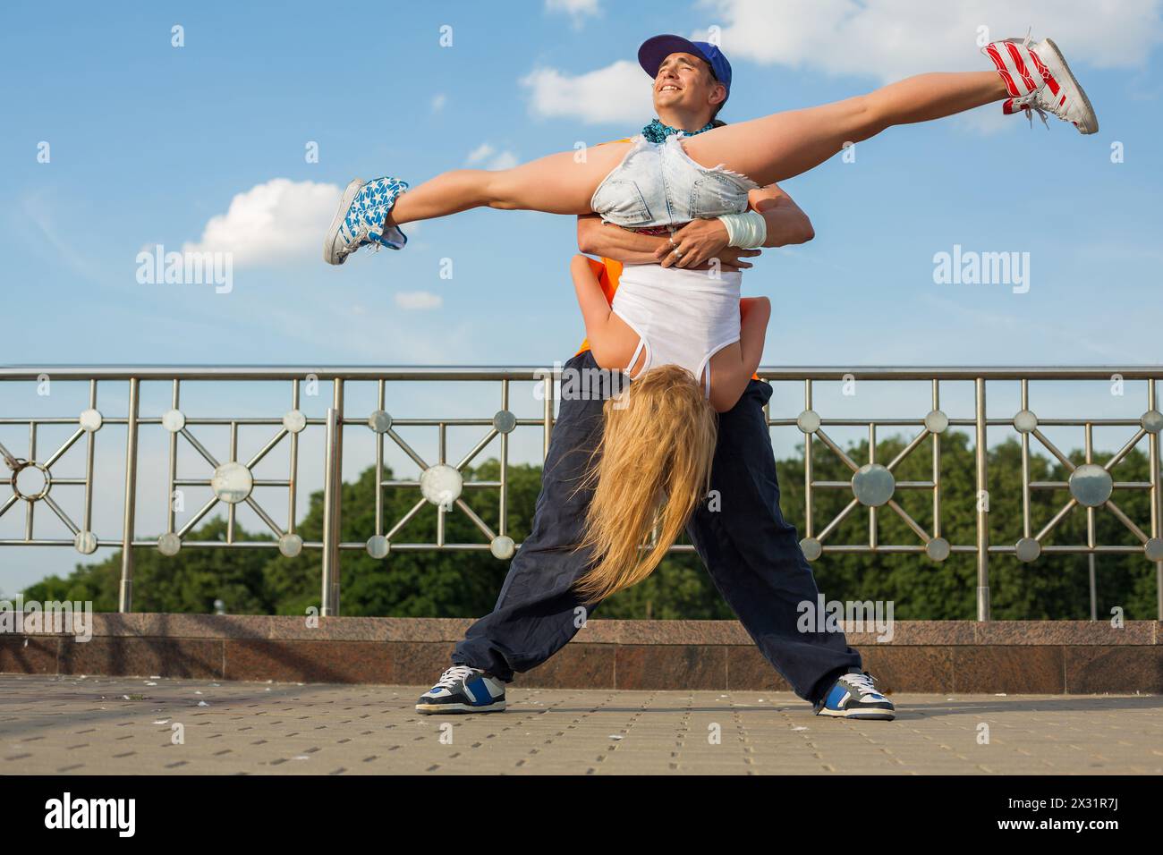 Young people dancing modern dance in the street, girl doing upside down split Stock Photo - Alamy