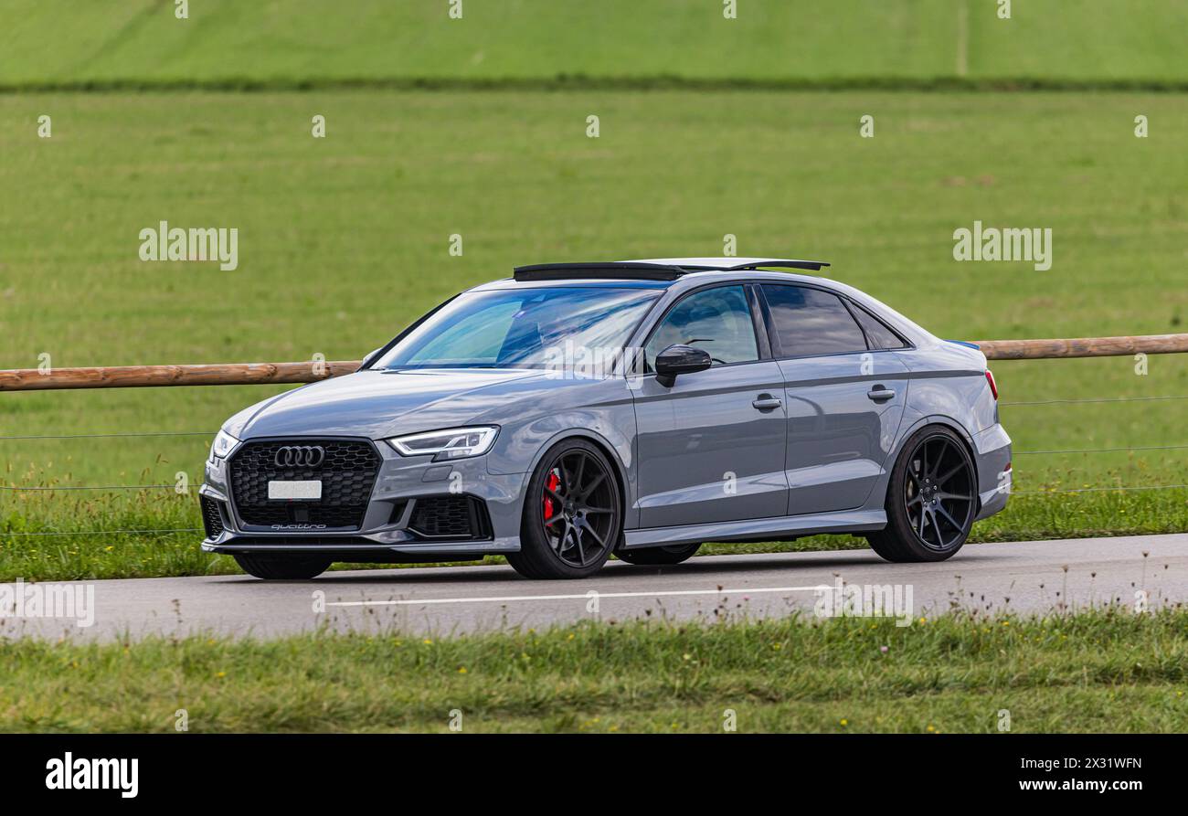 Ein grauer Audi RS 3 auf einer Strassen ausserorts im Kanton Zürich. Es ...