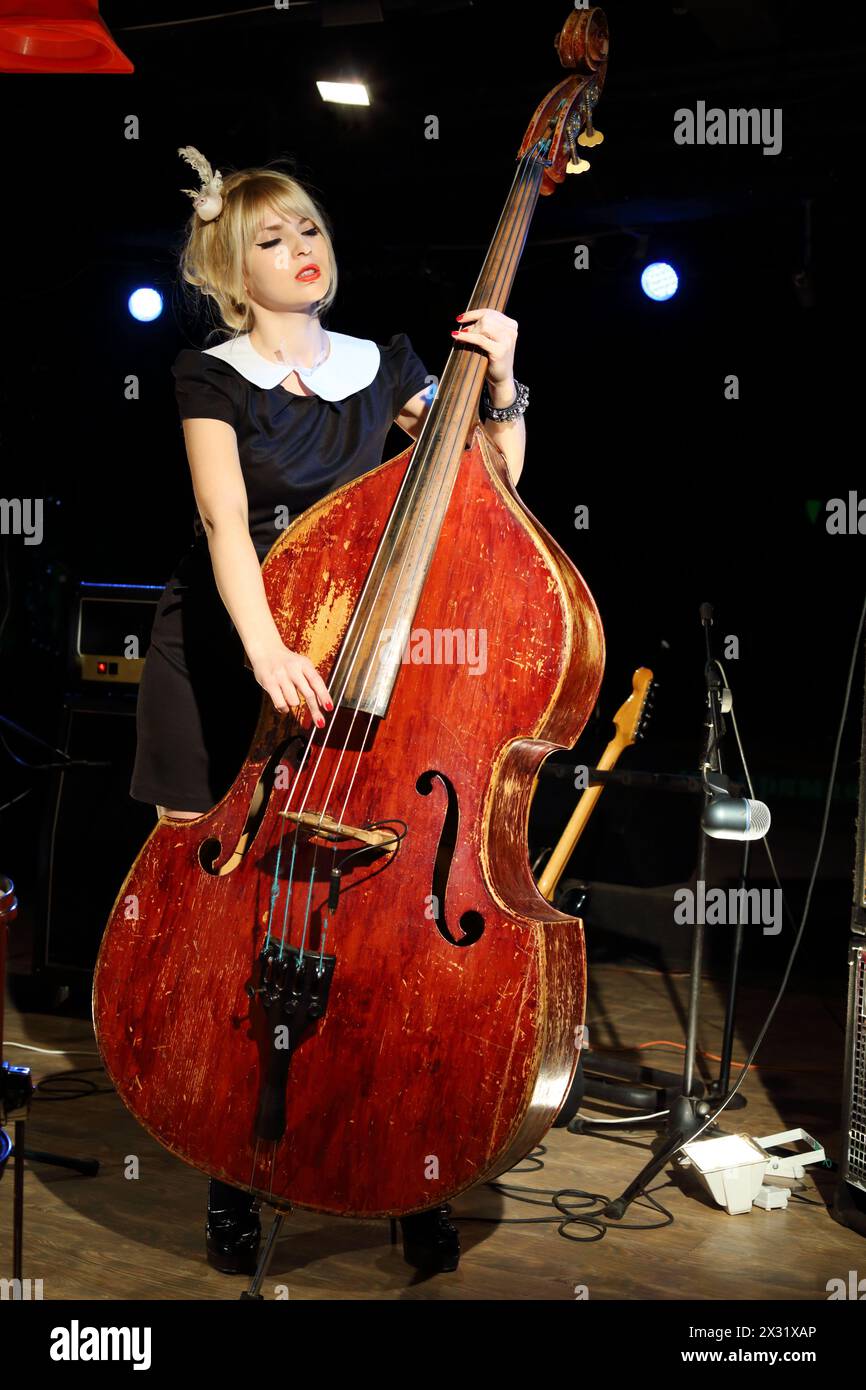 Lady with contrabass hi-res stock photography and images - Alamy