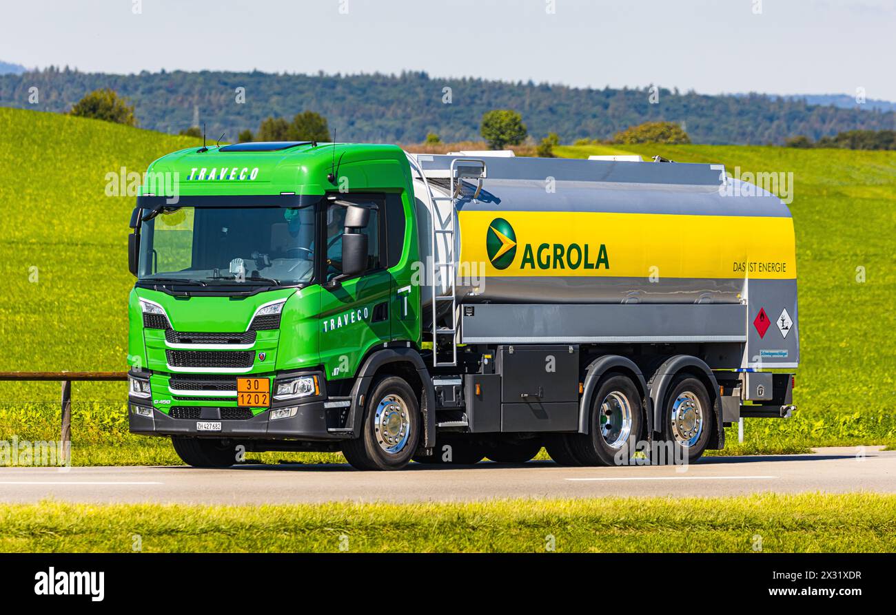 Ein Tanklastwagen der Firma Agrola fährt auf einer Strasse ausserorts ...
