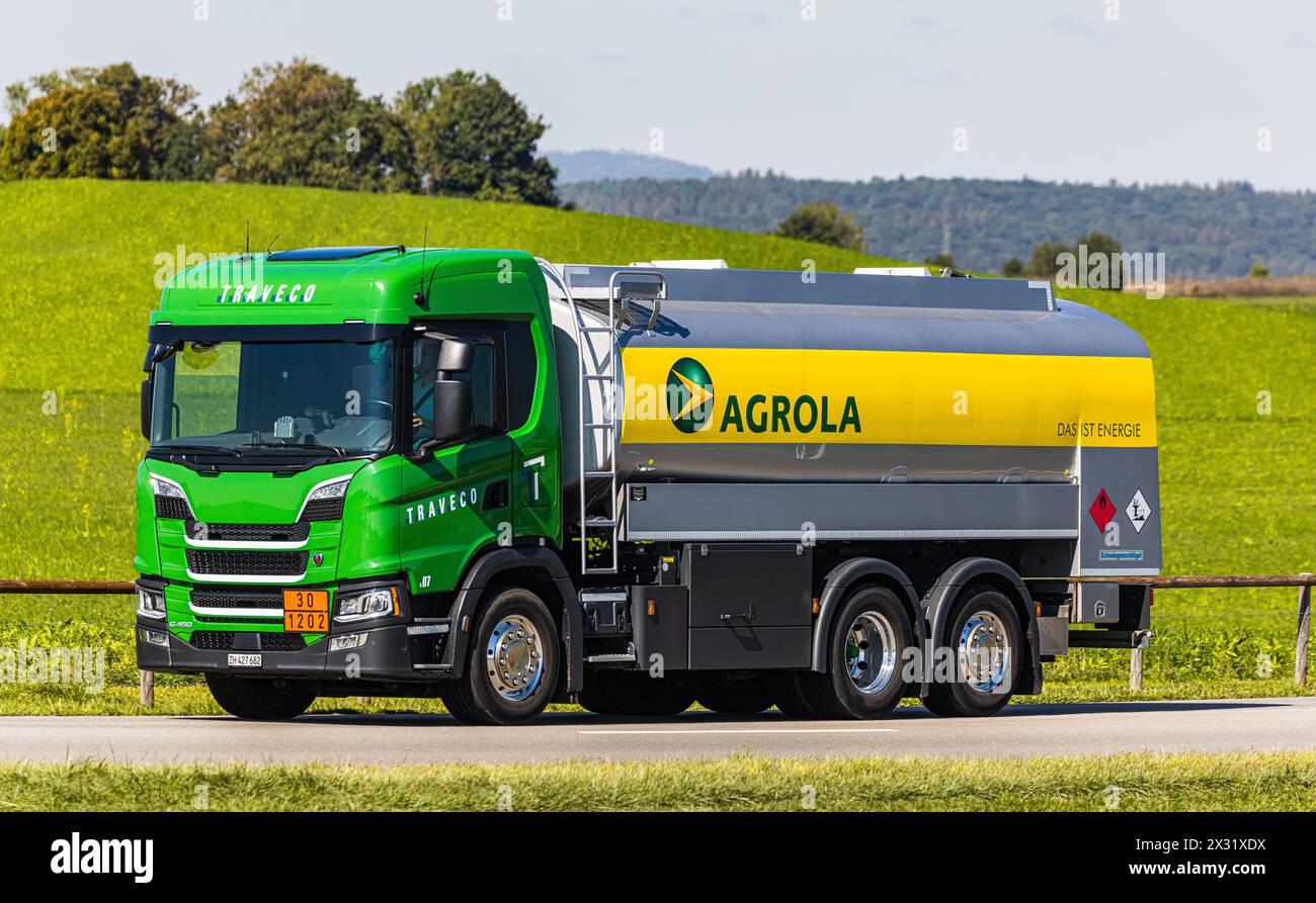 Ein Tanklastwagen der Firma Agrola fährt auf einer Strasse ausserorts ...