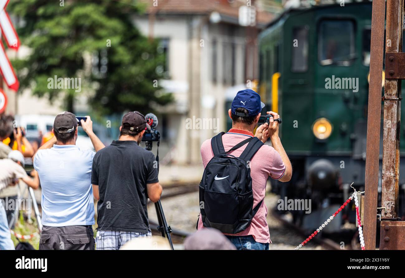 Einige Trainspotter beobachten die verschiedenen Loks während der ...