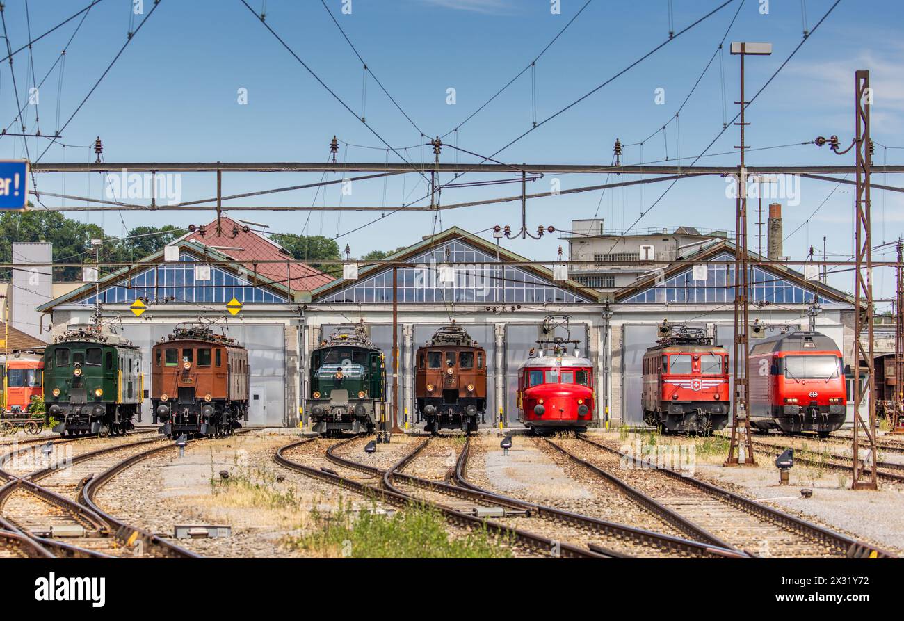 Vor dem Lokomotivdepot von SBB Historic beim Bahnhof Olten stehen ...