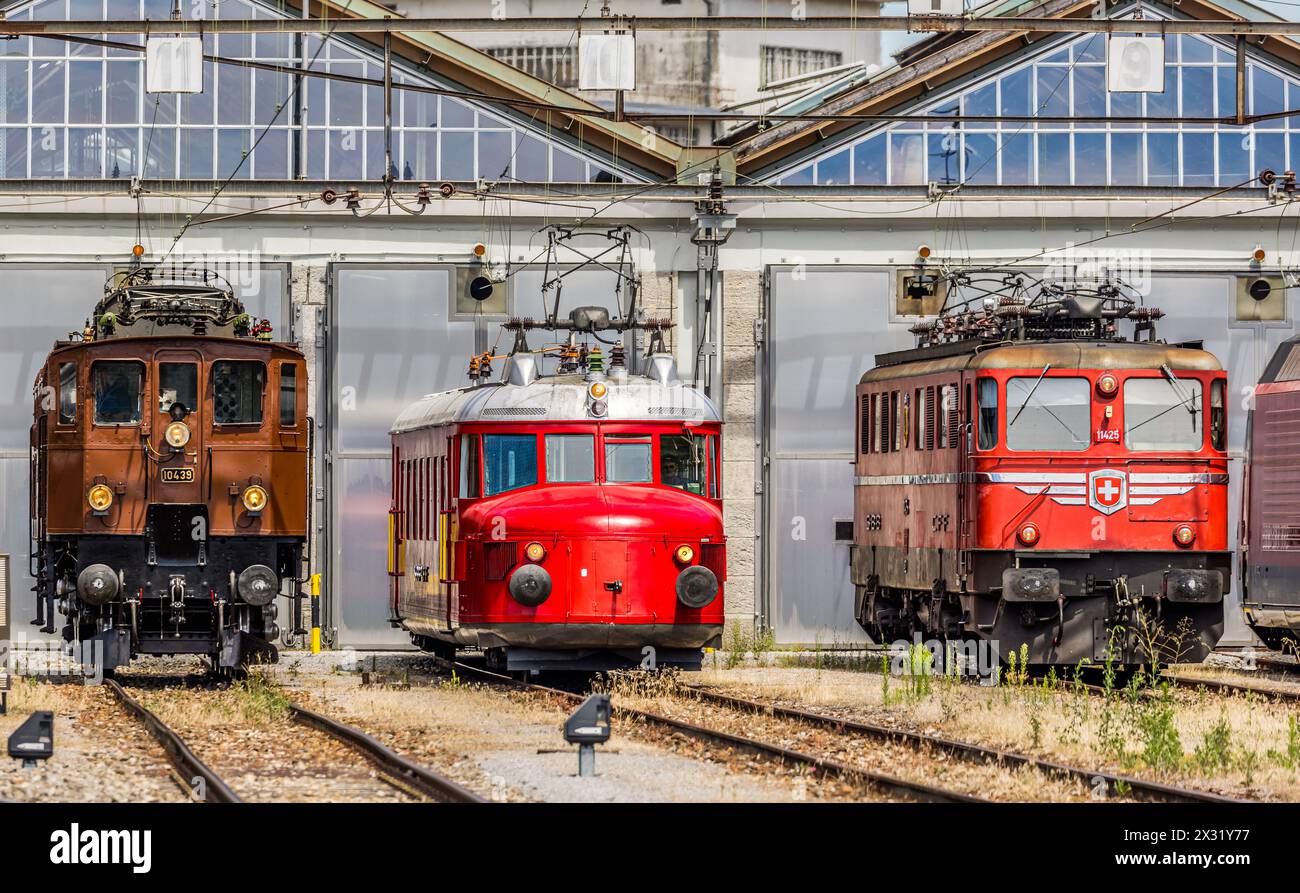Vor dem Lokomotivdepot von SBB Historic beim Bahnhof Olten stehen eine ...