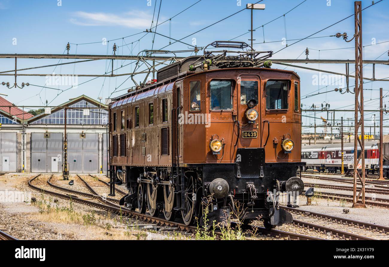 Eine SBB Ae 2/6 II auf Fitnessfahrt vor dem Lokomotivdepot von SBB ...