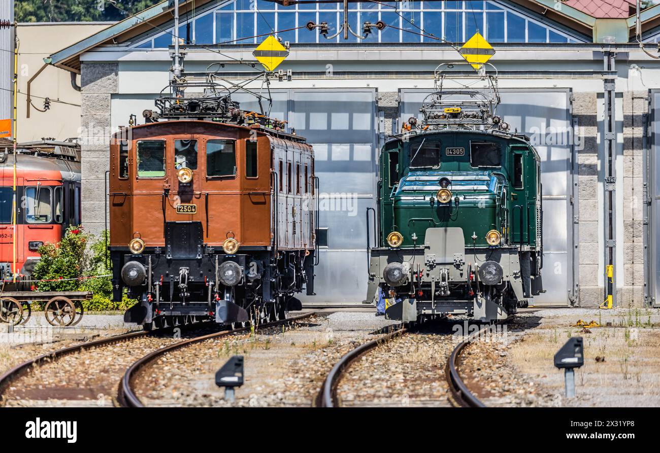 Vor dem Lokomotivdepot von SBB Historic beim Bahnhof Olten stehen in ...