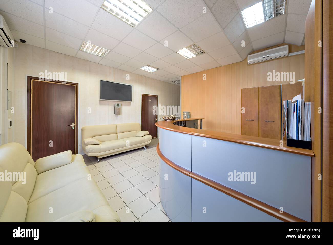 Reception desk with wall screen hi-res stock photography and images - Alamy
