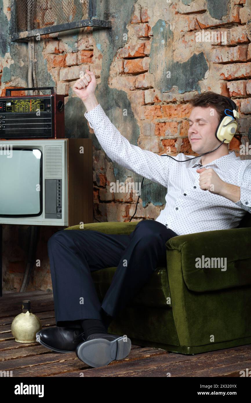 Listens to vintage radio hi-res stock photography and images - Alamy