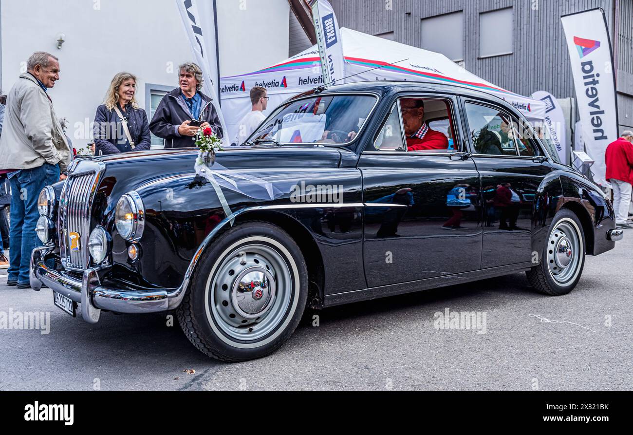 Ein MG Magnette ZA mit Baujahr 1958 fährt während dem Oldtimercorso an ...