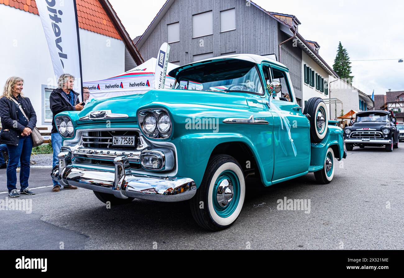 Ein Chevrolet Task Force mit Baujahr 1957 fährt während dem ...