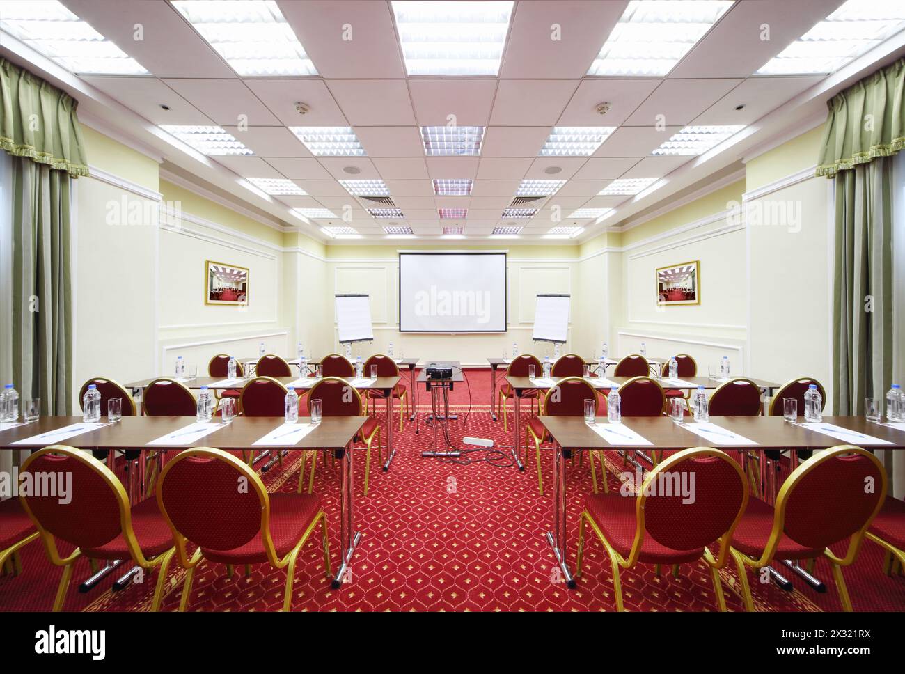 Tables meetings hi-res stock photography and images - Alamy