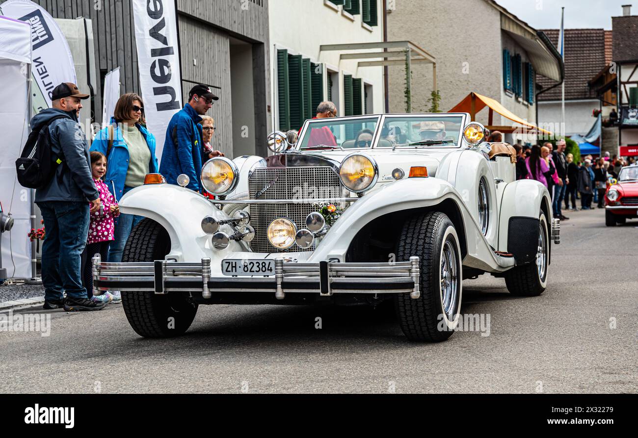 Ein Excalibur Series IV Roadster mit Baujahr circa 1982 fährt während ...