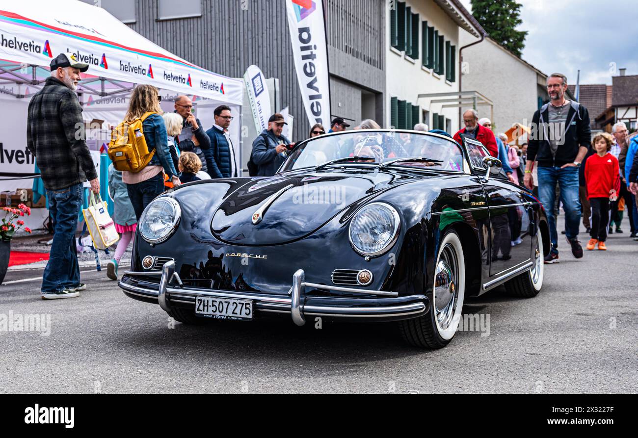 Ein Porsche 356 1600 Speedster mit Baujahr 1955 fährt während dem ...