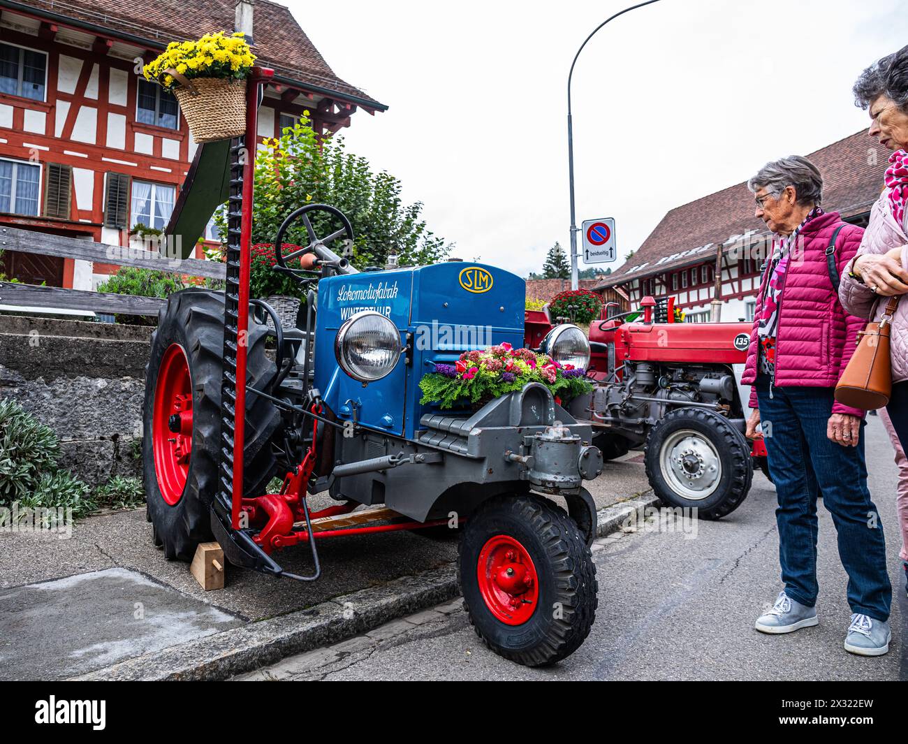 Ein Traktor der Schweizerischen Lokomotiv- und Maschinenfabrik mit dem ...